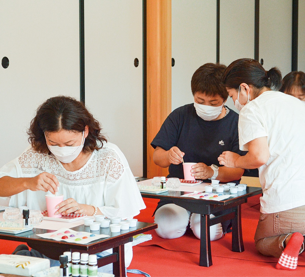 能満寺 本堂でキャンドル作り 乳がん検診の啓発に | 伊勢原 | タウンニュース