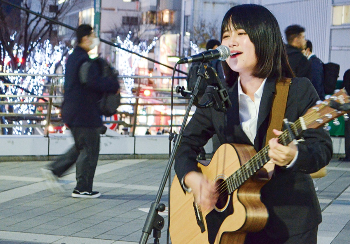 若手が熱唱、駅前に活気 配信ライブあす最終日 | 横須賀・三浦 | タウンニュース